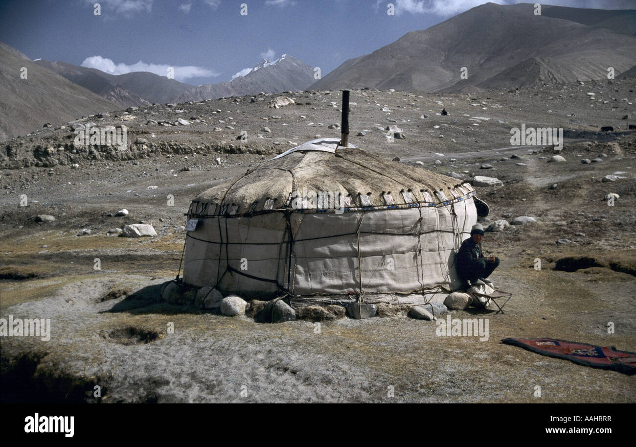 Hut in the Gobi desert in Mongolia Stock Photo - Alamy