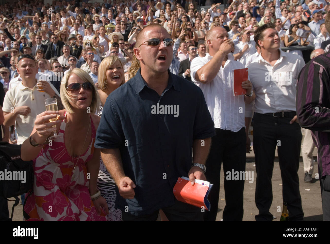 Cheering crowd horse racing hi-res stock photography and images - Alamy