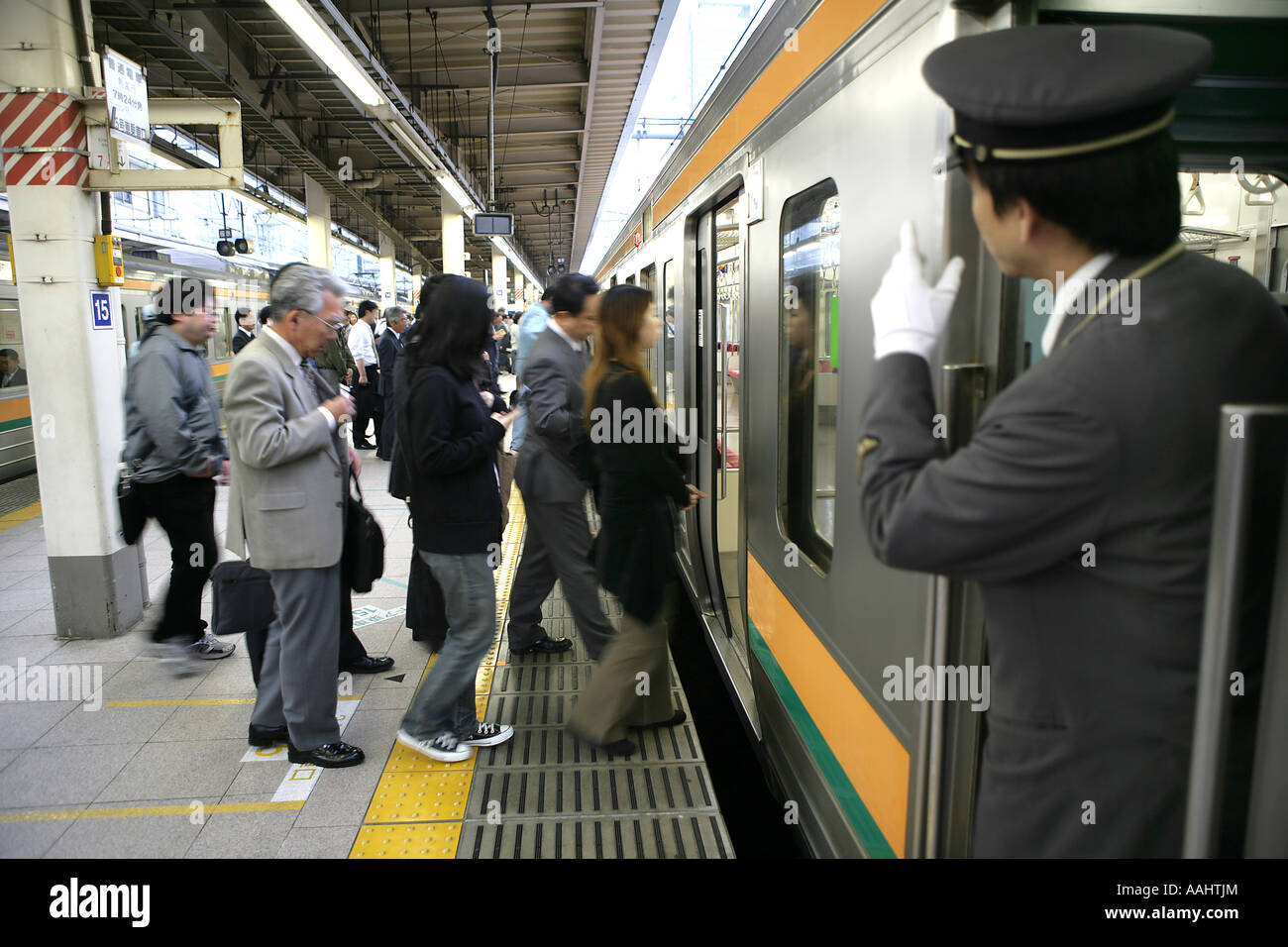 JPN, Japan, Tokyo: Tokyo Station, plattform JR Line, local train ...