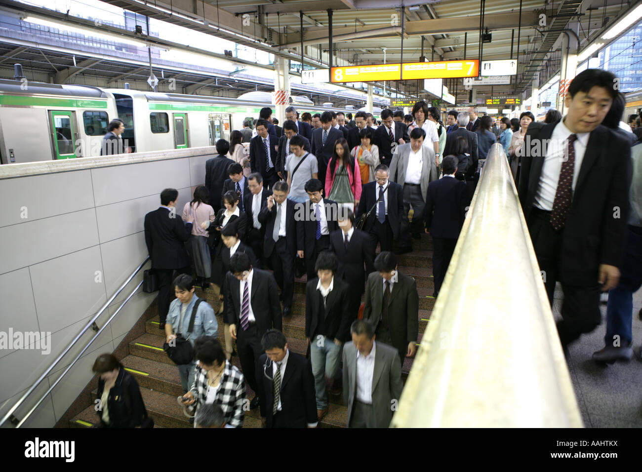 JPN, Japan, Tokyo: Tokyo Station, plattform JR Line, local train ...
