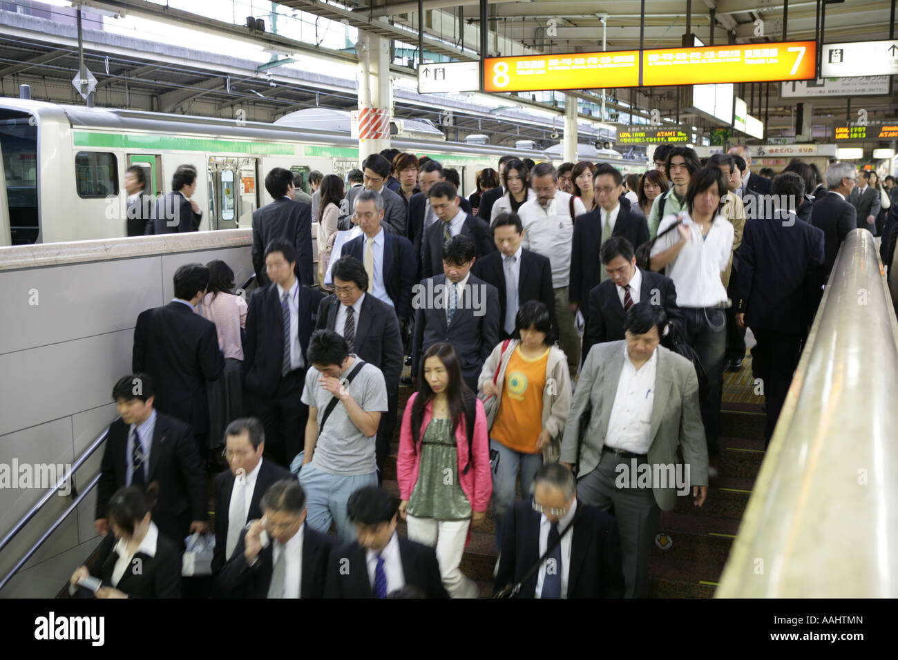 JPN, Japan, Tokyo: Tokyo Station, plattform JR Line, local train ...