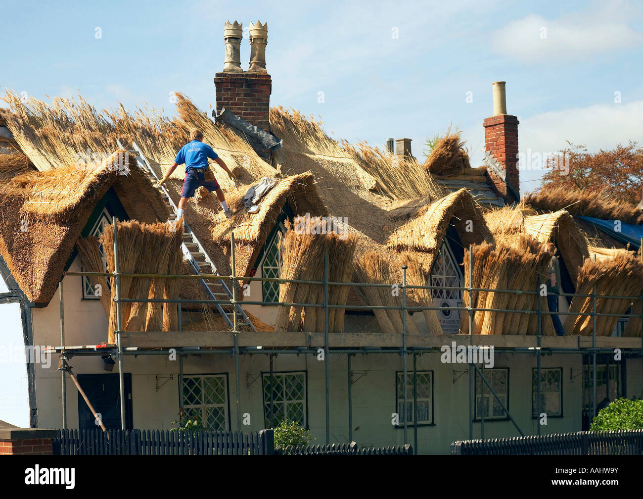 Cottage in Repton being thatched Stock Photo - Alamy