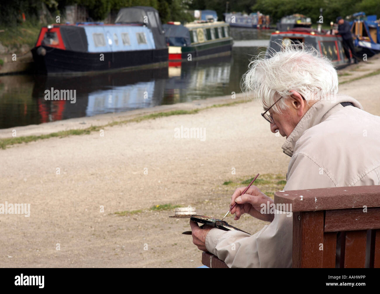 Artist painting narrowboats in Willington Stock Photo - Alamy