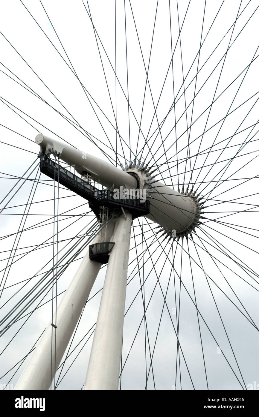 The central hub and spokes of the London Eye Ferris wheel Stock Photo ...