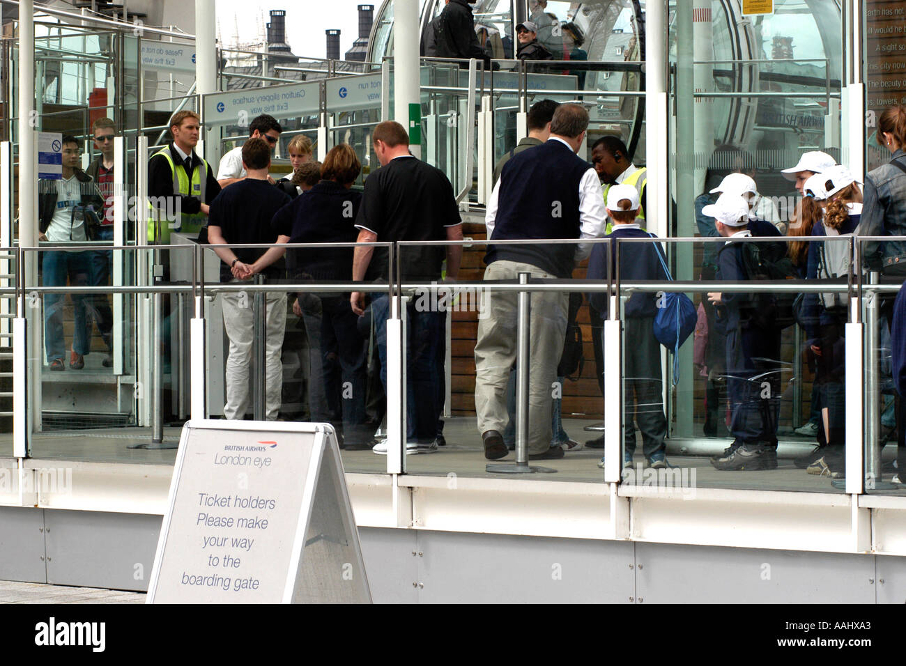 Long lines of people waiting to board the London Eye Ferris wheel Stock ...