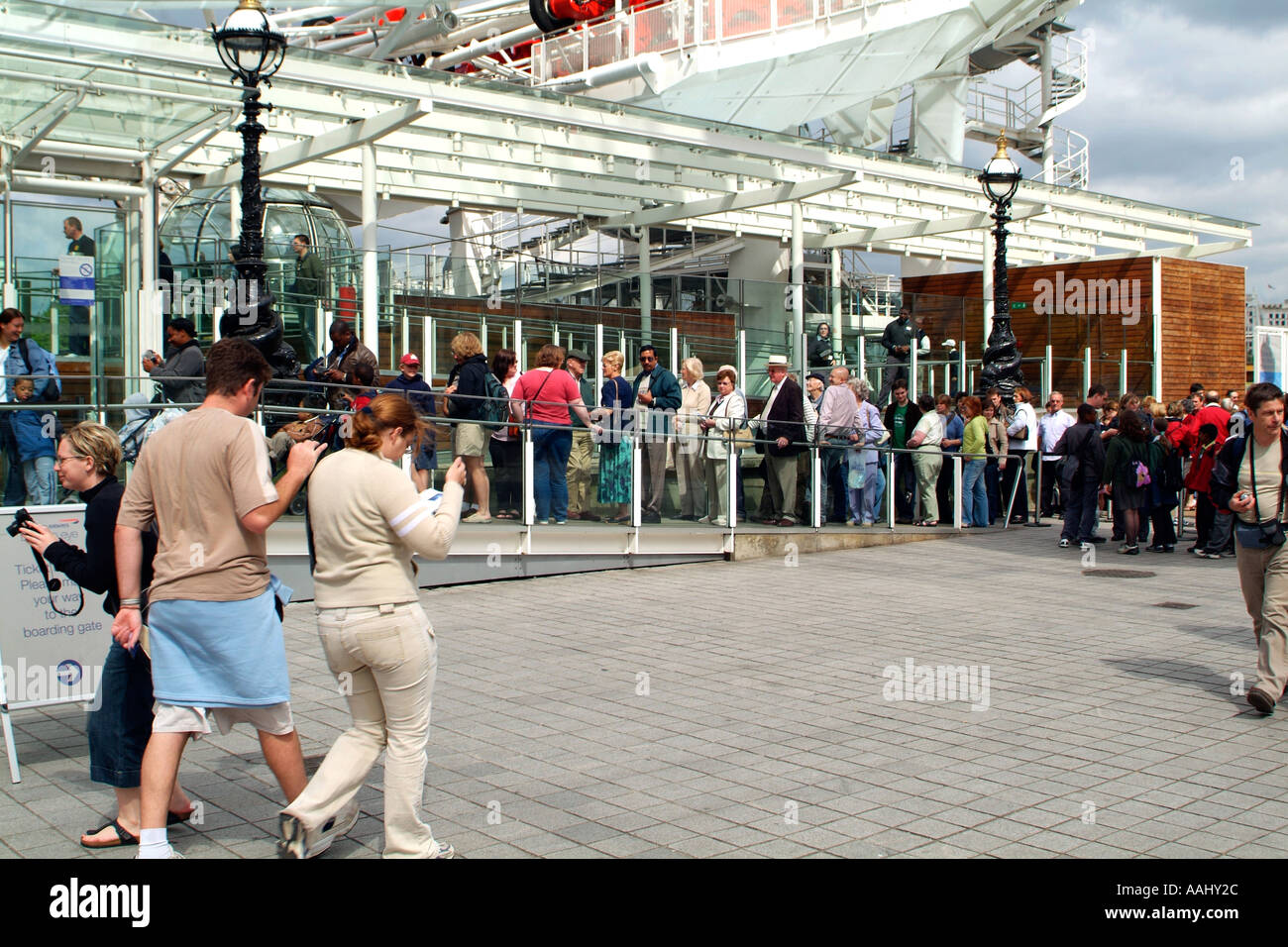 Queues of people waiting to board the London Eye Ferris wheel Stock ...