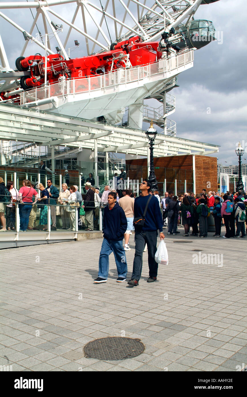 Queues of people waiting to board the London Eye Ferris wheel Stock ...
