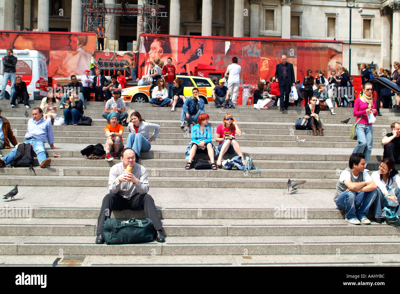People sitting on the steps during their lunchbreak in Trafalgar square ...