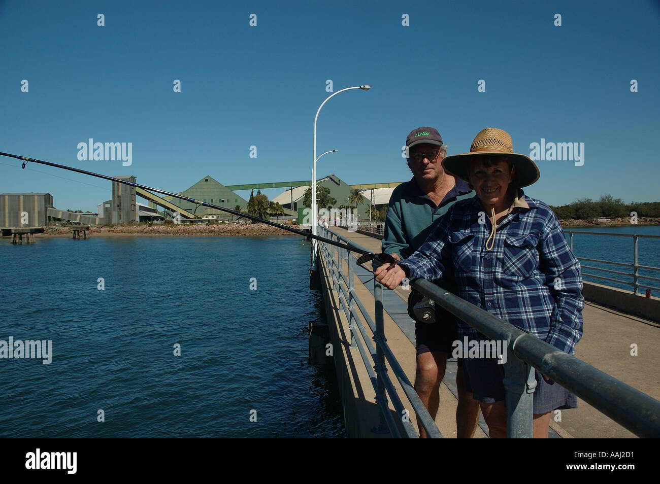 COUPLE FISHING LUCINDA QUEENSLAND AUSTRALIA DSC 0590 Stock Photo - Alamy