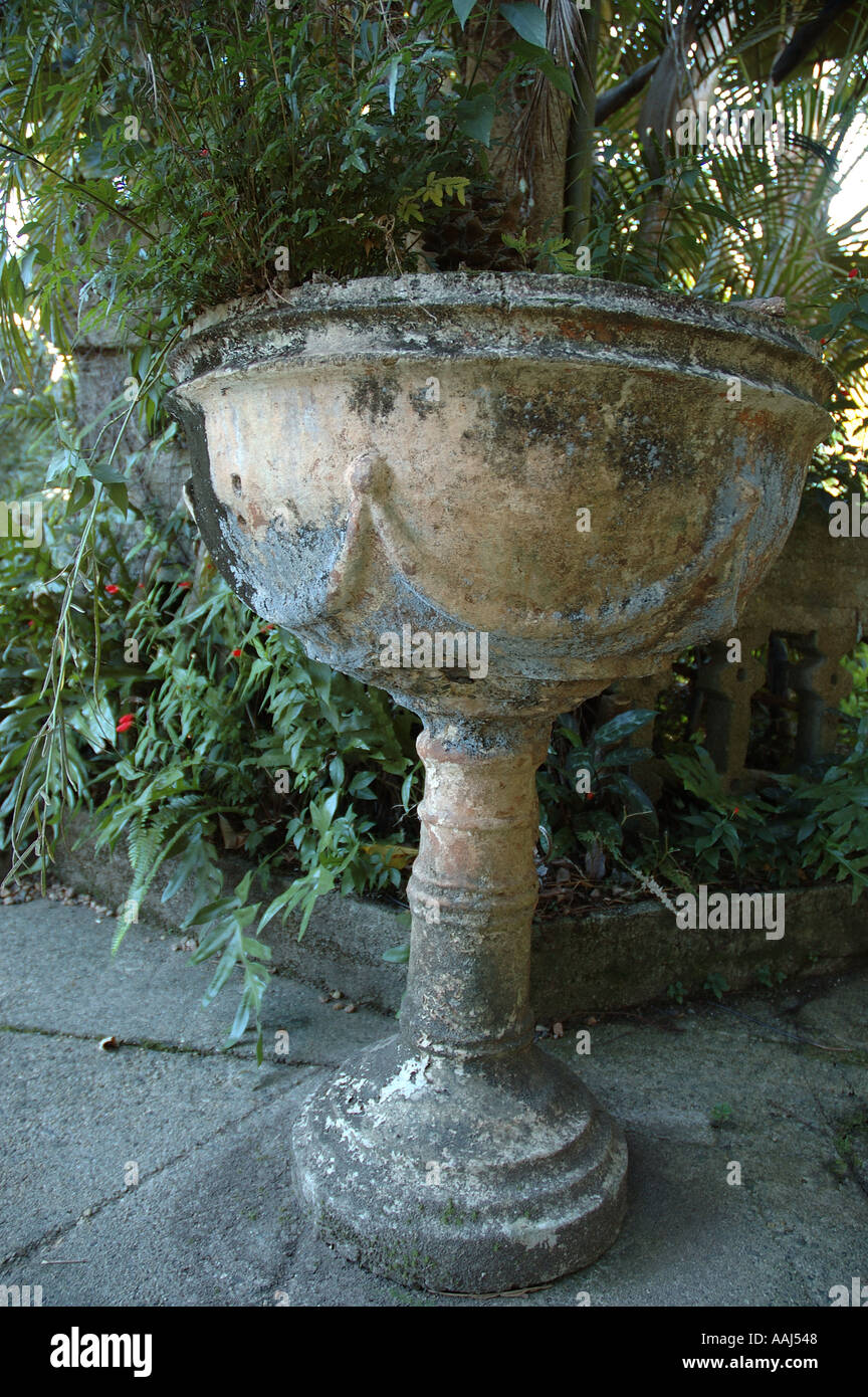 Urn shaped planter hi-res stock photography and images - Alamy