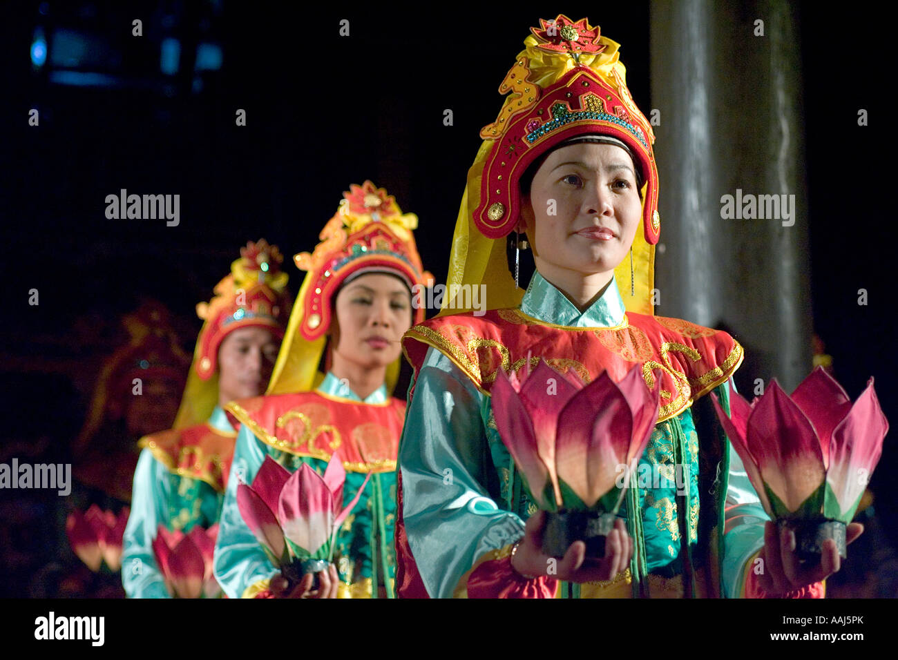 Vietnamese traditional dancers Stock Photo - Alamy