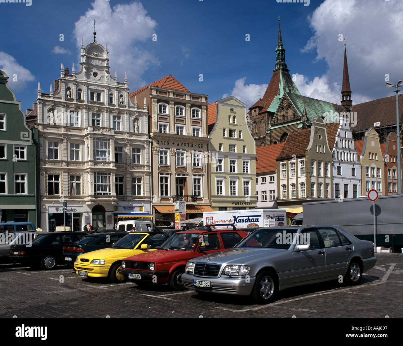 Einkaufen neuer markt hi-res stock photography and images - Alamy