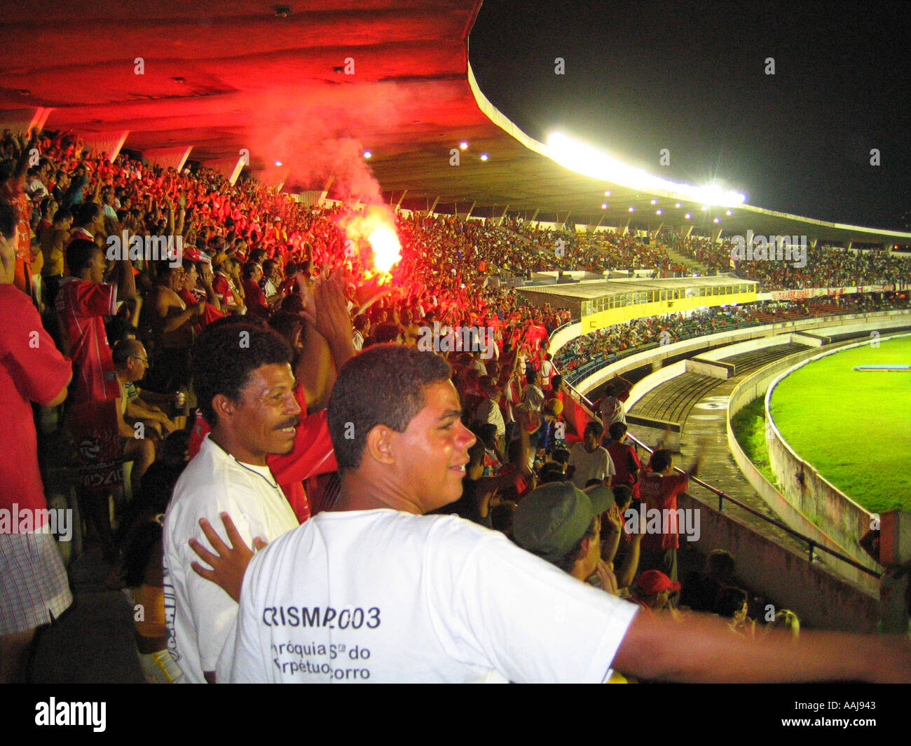Football crowd cheering hi-res stock photography and images - Alamy