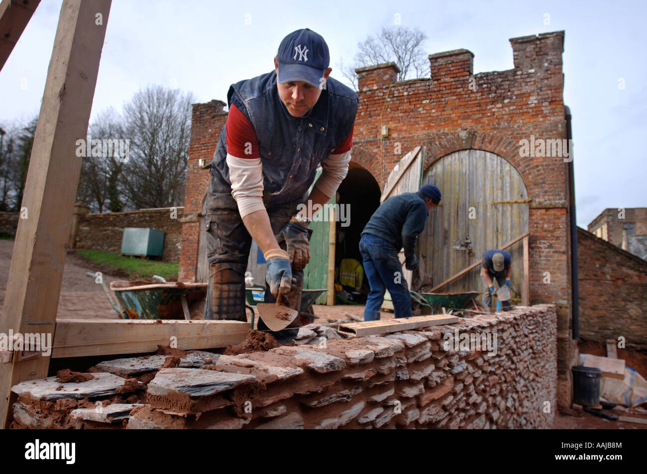BUILDING A TRADITIONAL MORTE SLATE WALL IN FRONT OF A CASTELLATED ...
