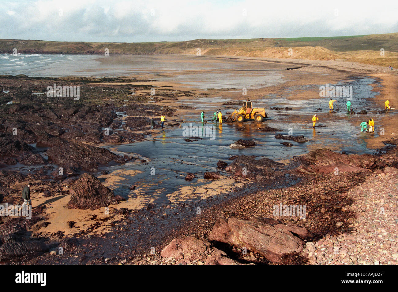Oiled beach uk hi-res stock photography and images - Alamy