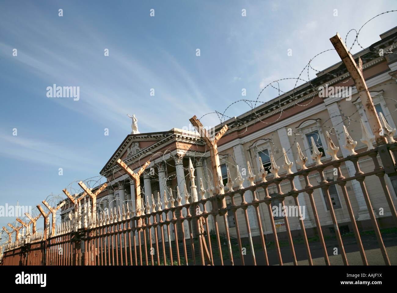 Tangled razor wire hi-res stock photography and images - Alamy