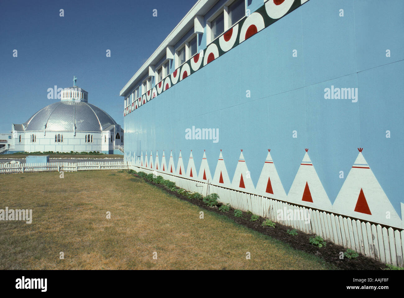 Arctic igloo inuit hi-res stock photography and images - Alamy