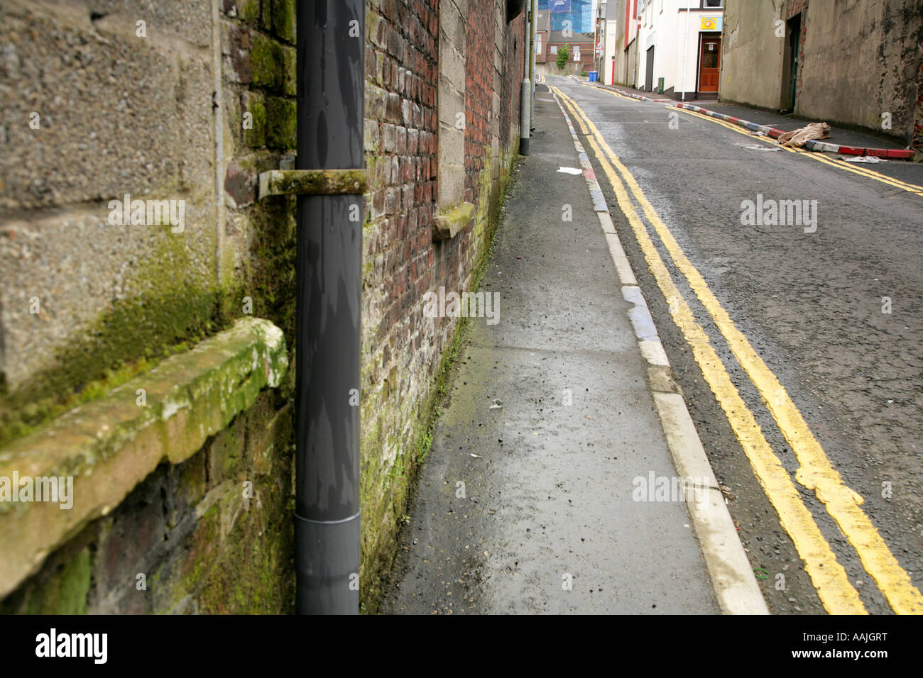 Painted kerbstones in Wapping Lane in the Loyalist Fountain estate ...