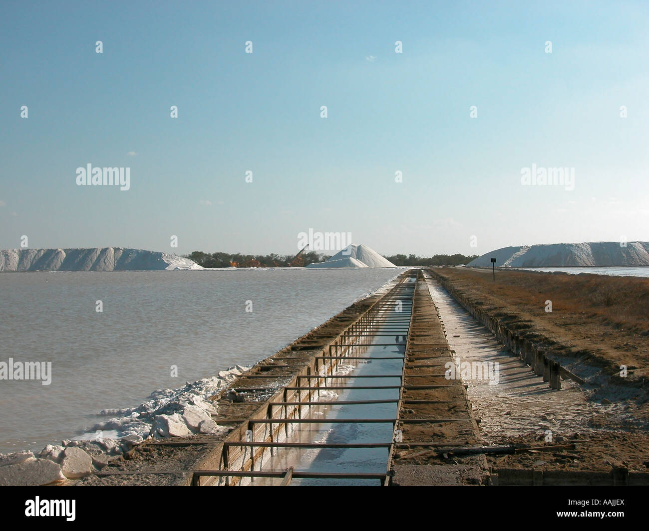 Salt mining in pan hi-res stock photography and images - Alamy
