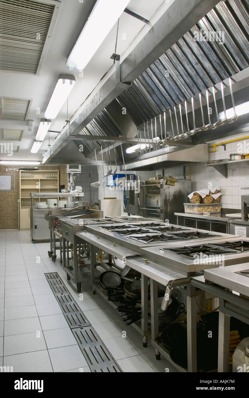 Industrial kitchen hi-res stock photography and images - Alamy