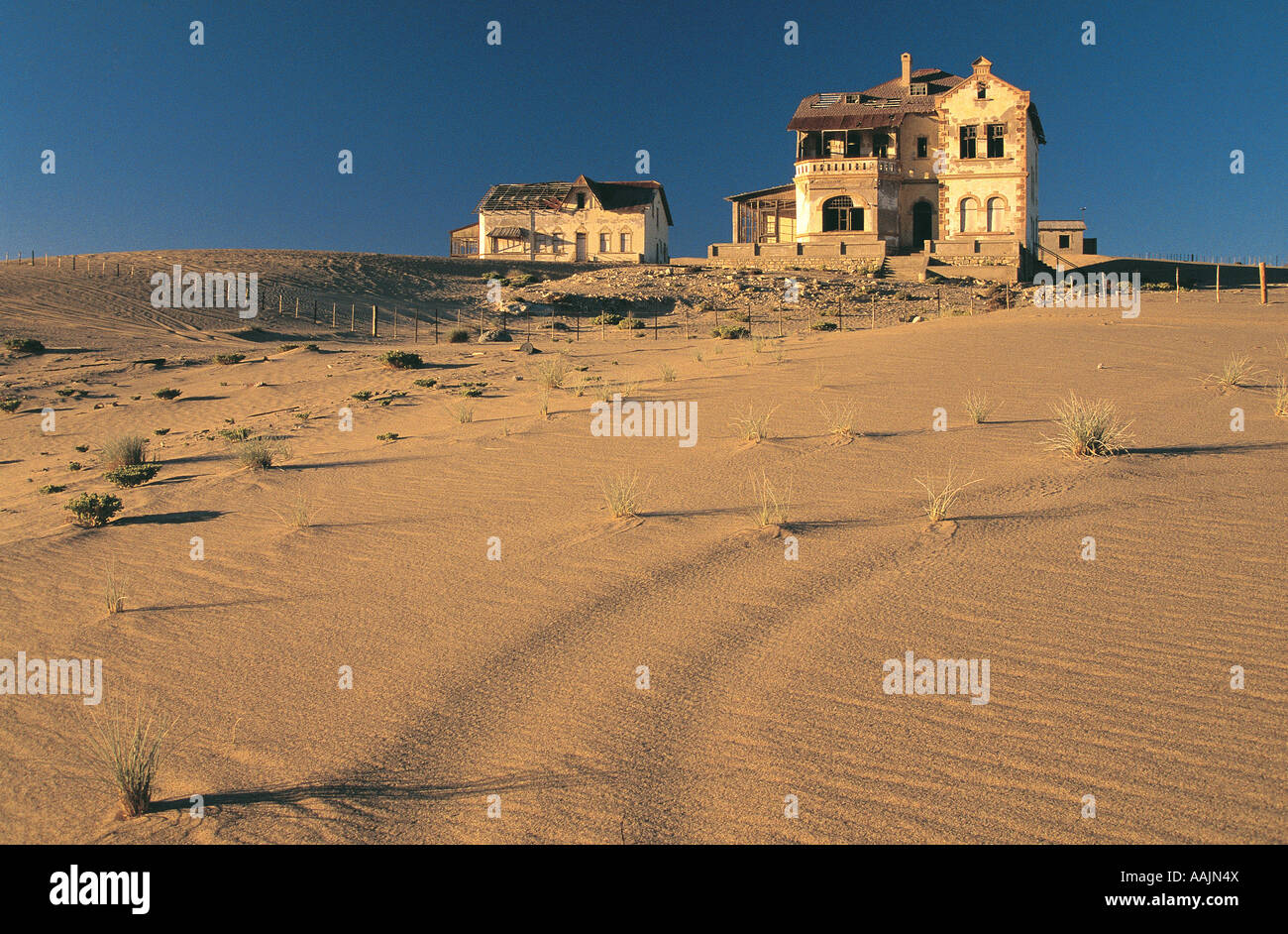 Desert engulfed house hi-res stock photography and images - Alamy