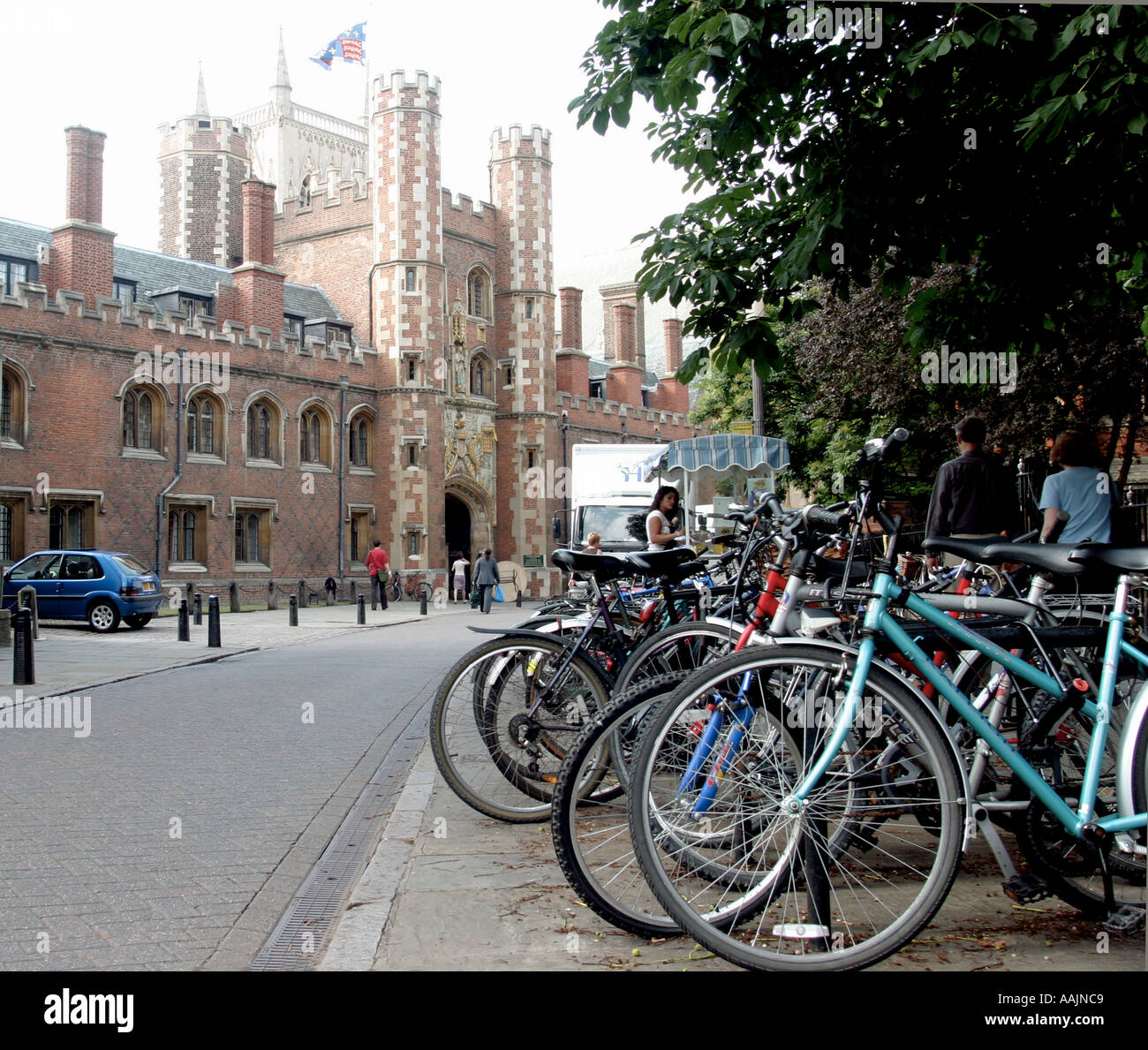 COMMON STREET SCENE IN THE UNIVERSITY TOWN OF CAMBRIDGE ENGLAND UK ...
