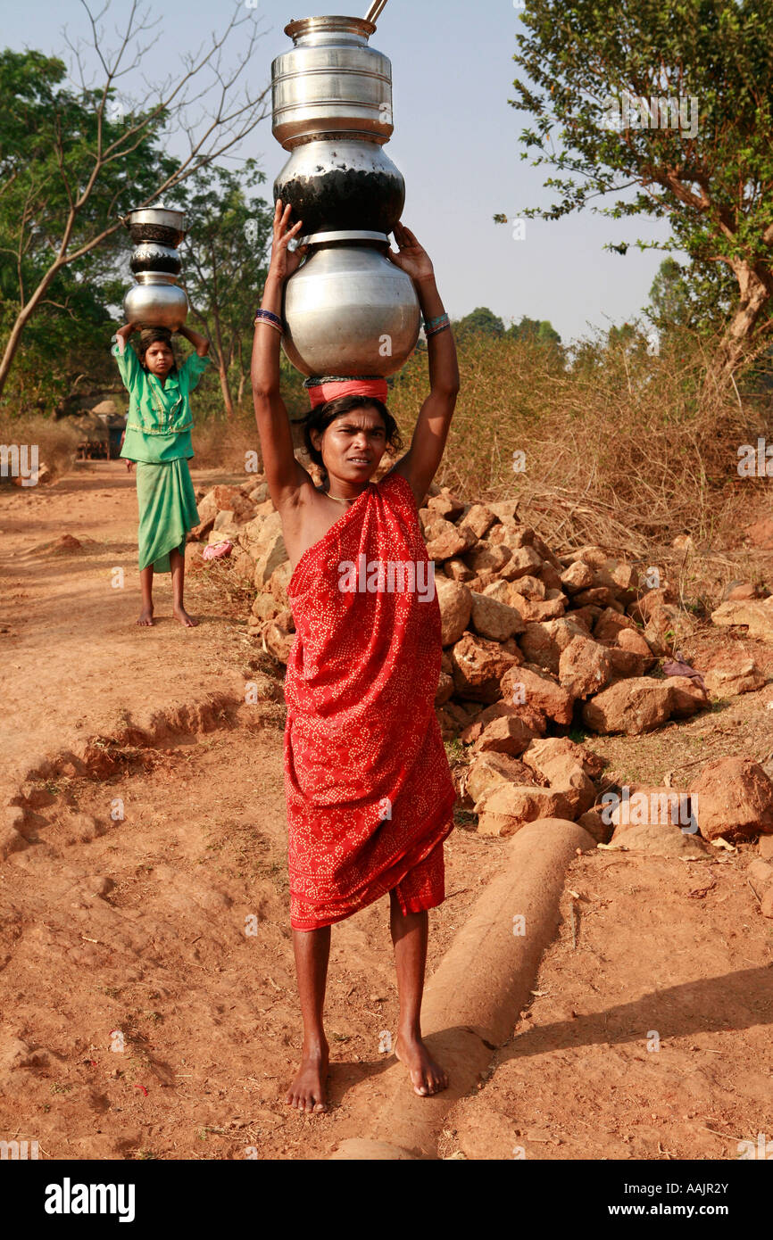 Tribal women carrying water pots hi-res stock photography and images ...