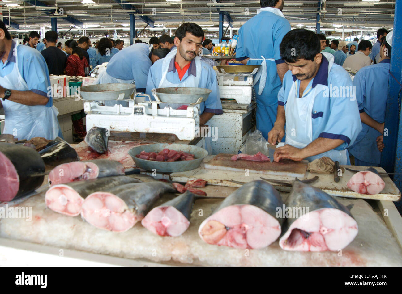 filleting fish at busy fish market deira dubai Stock Photo - Alamy