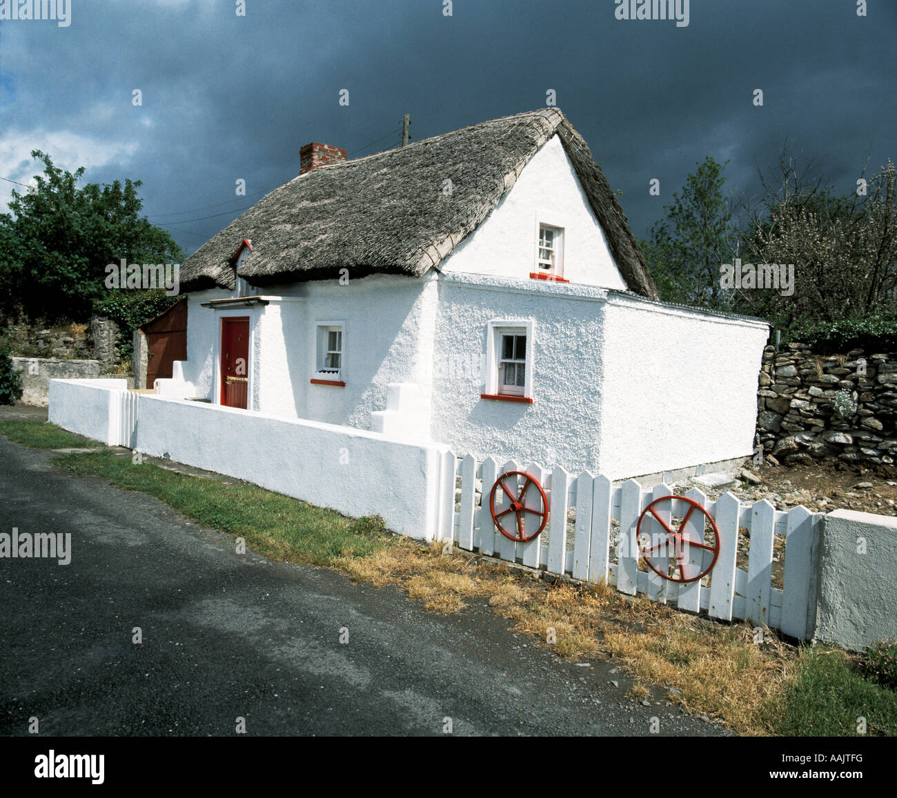 White doors and thatched roof hi-res stock photography and images - Alamy