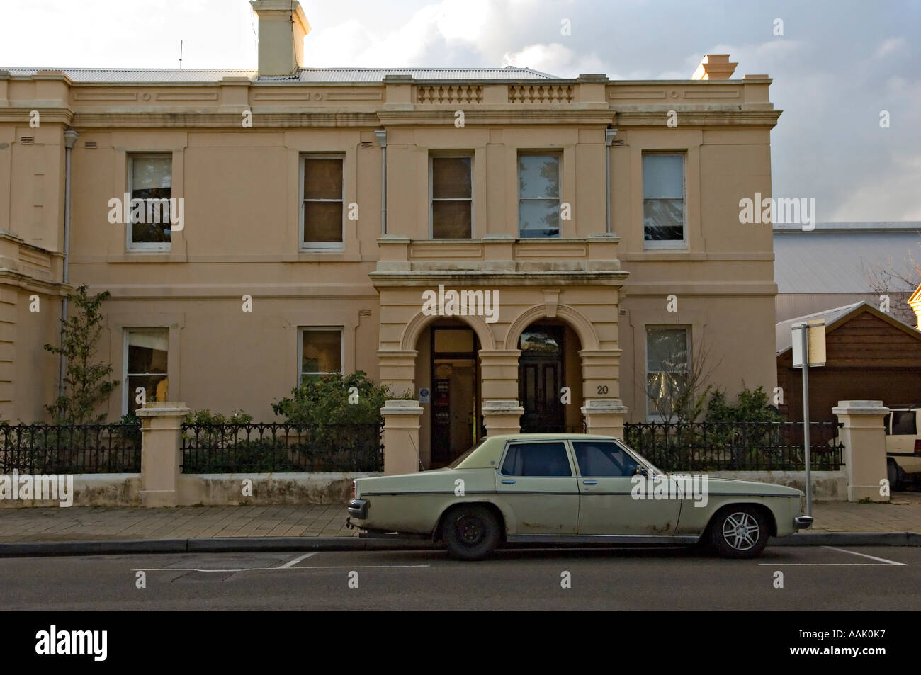 old building and old car in freemantle Stock Photo - Alamy