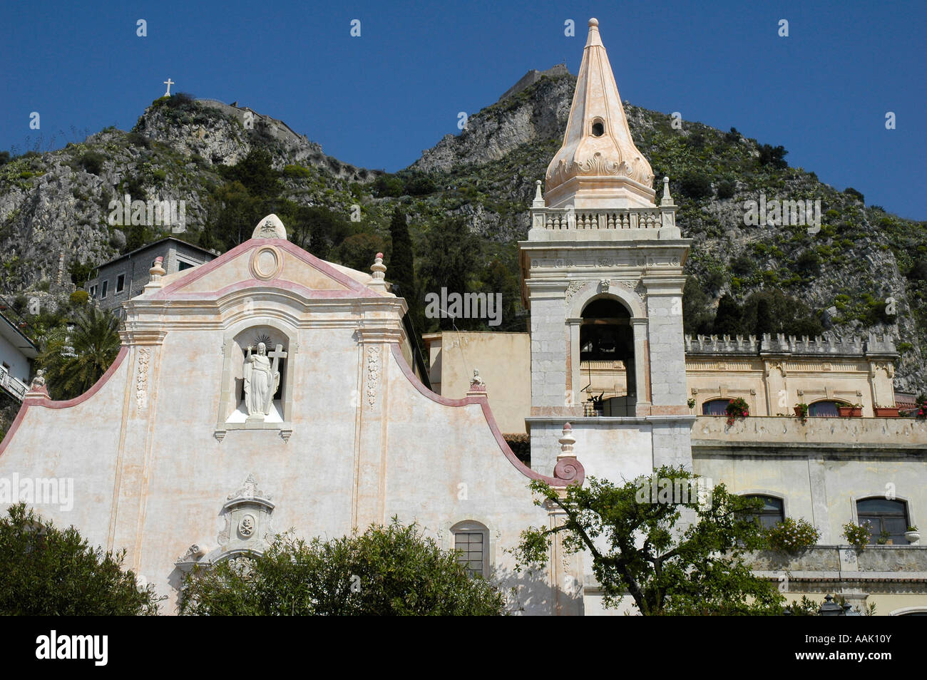 Main church in Taormina Sicily with mountain and cross behind Stock ...