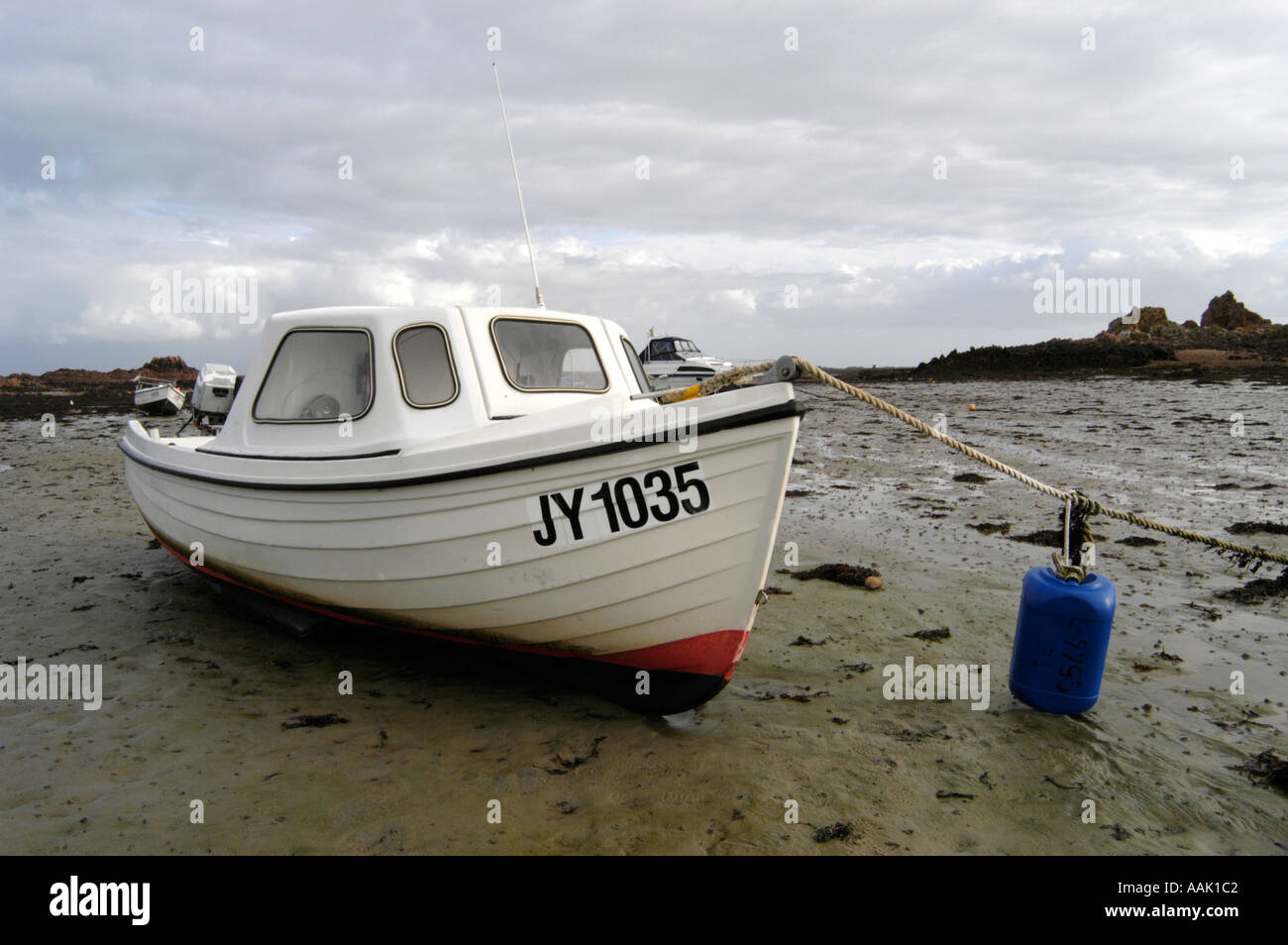 Beached cabin cruiser Stock Photo - Alamy