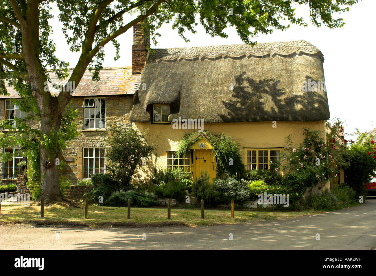 Rural thatch cottage hi-res stock photography and images - Alamy