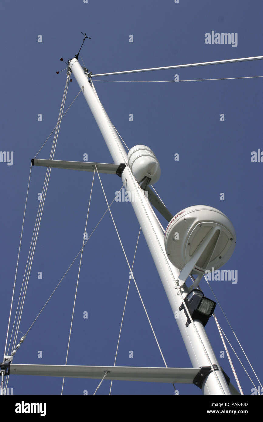 Yacht mast radar rigging blue sky Stock Photo - Alamy