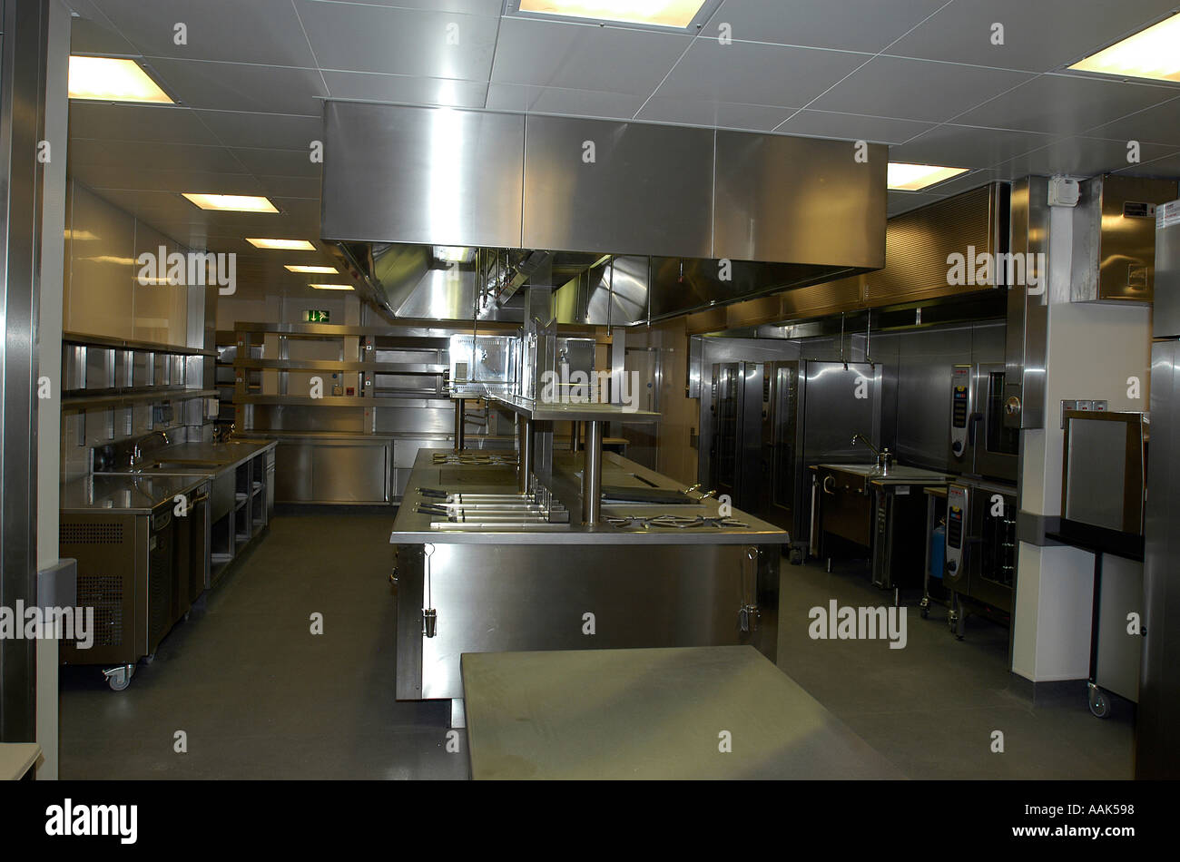 Interior of a modern hotel kitchen Stock Photo - Alamy
