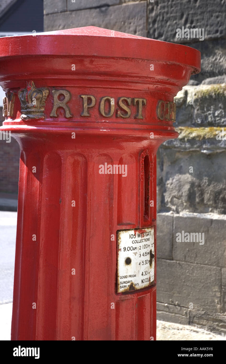 Old red English post box Stock Photo - Alamy