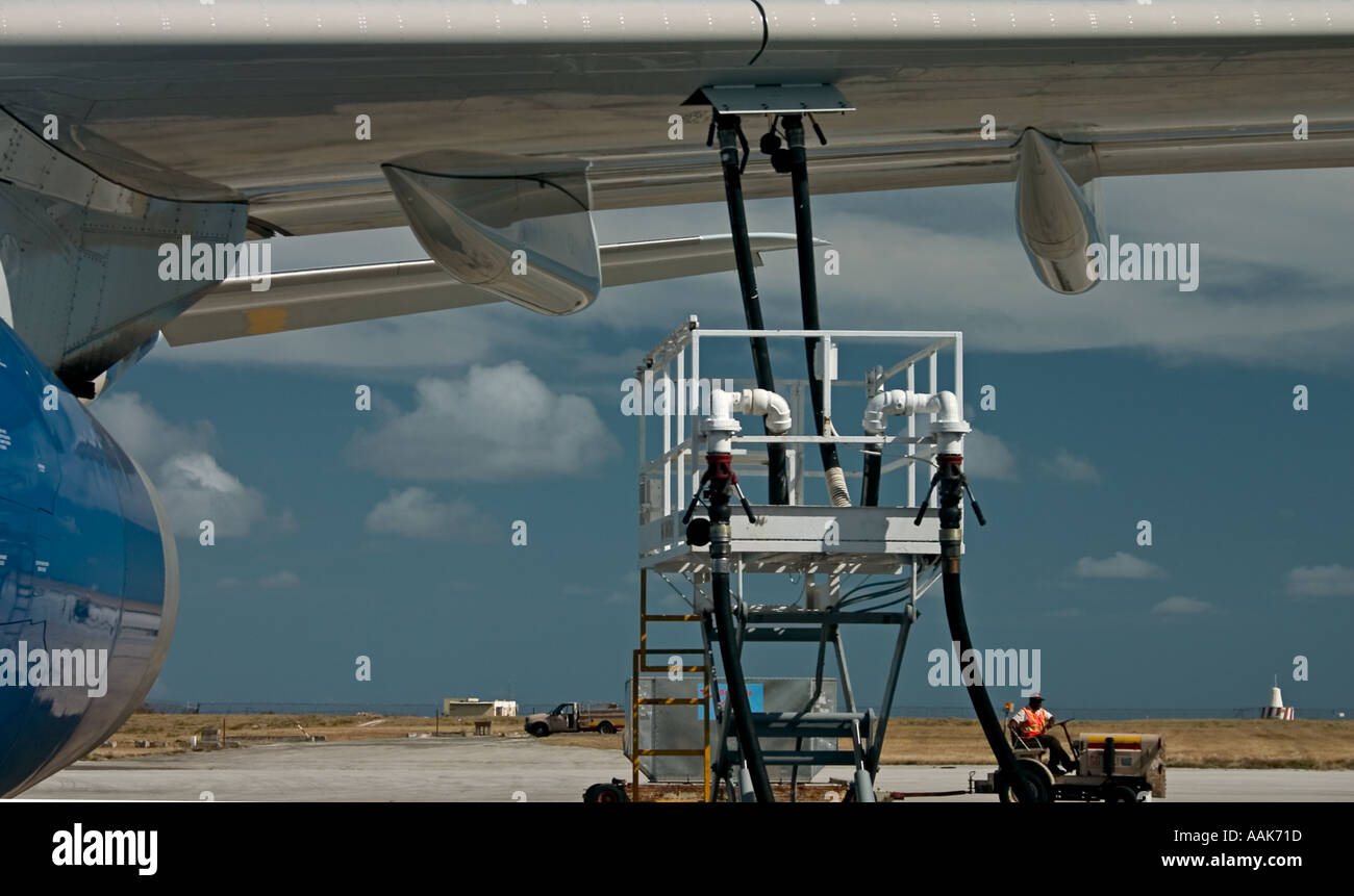 Plane Being Refueled Stock Photos & Plane Being Refueled Stock Images ...