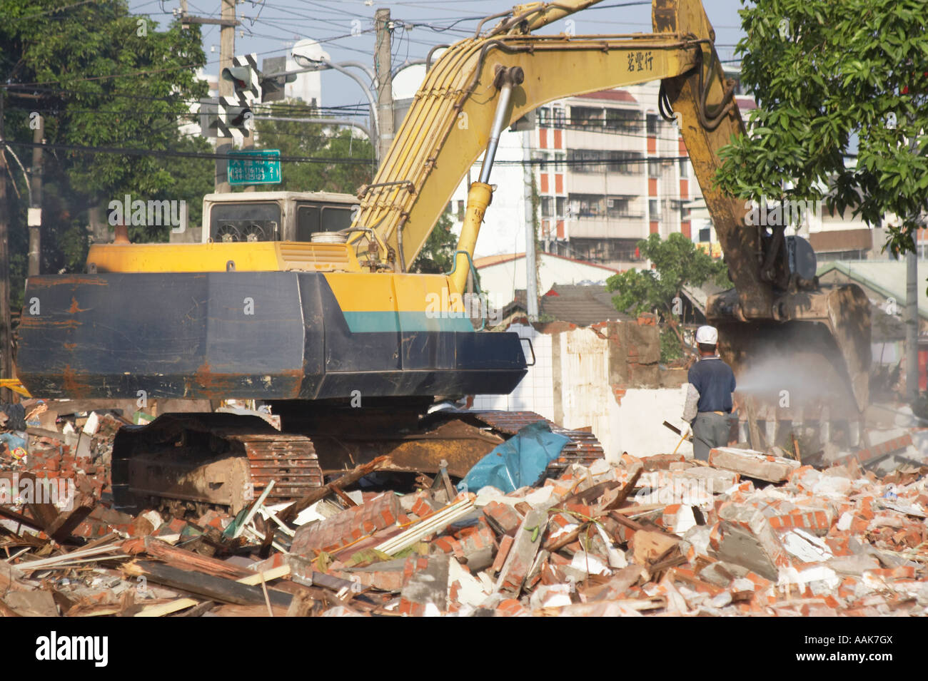 Machine demolish pull down building hi-res stock photography and images ...