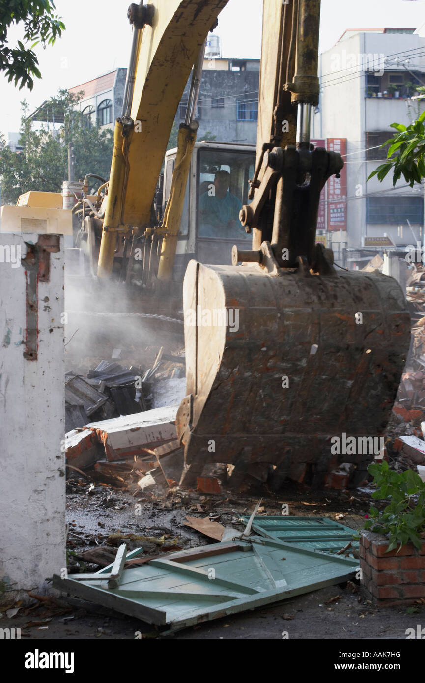Machine demolish pull down building hi-res stock photography and images ...