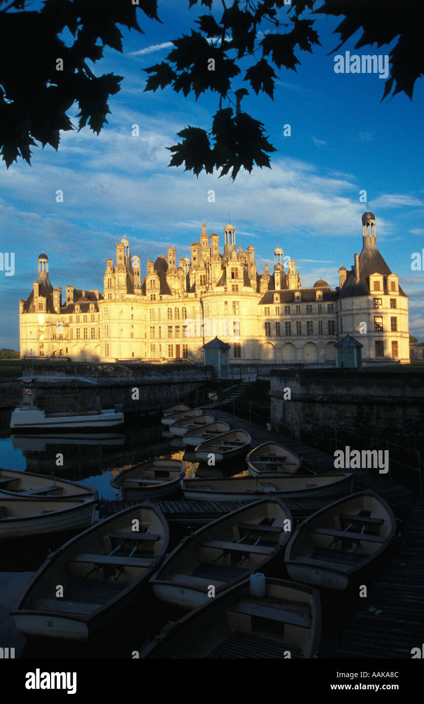 Sunset at Chateau de Chambord and rowing boats on the Closson River ...