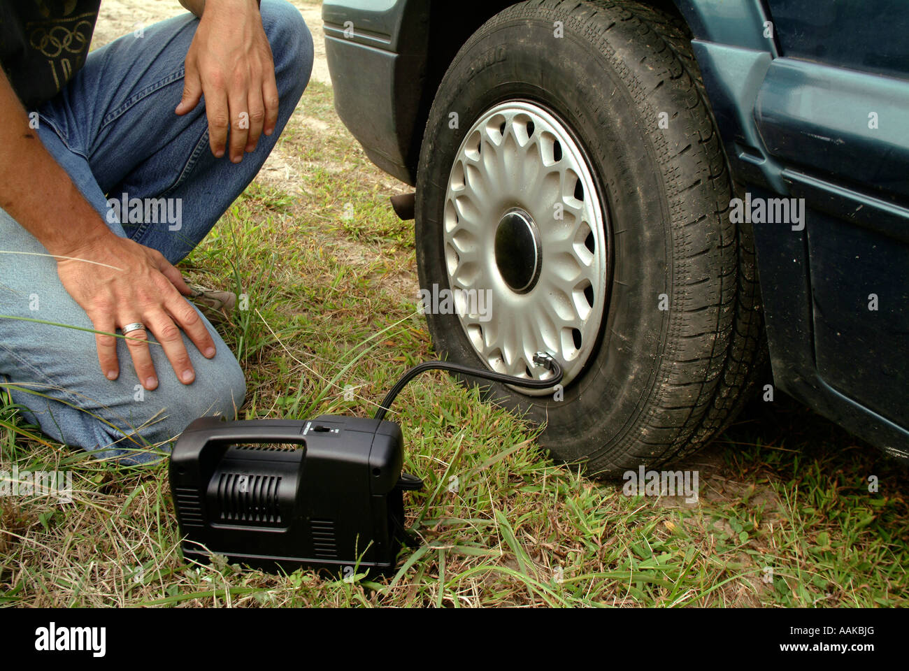 Tire Change inflating a flat tire Stock Photo - Alamy
