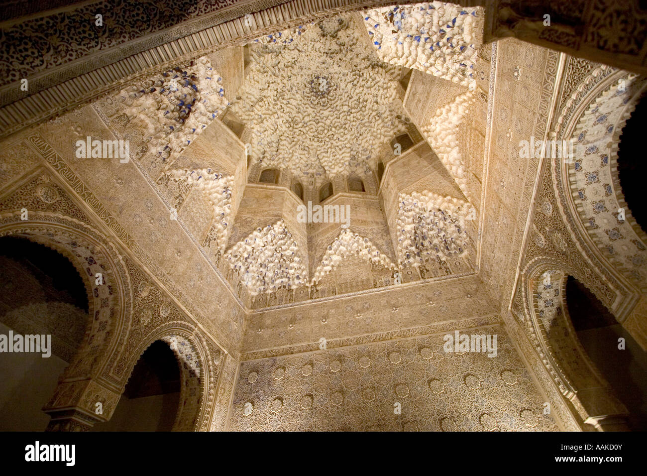 Intricately carved ceiling inside El Palacio Nazaríes La Alhambra ...