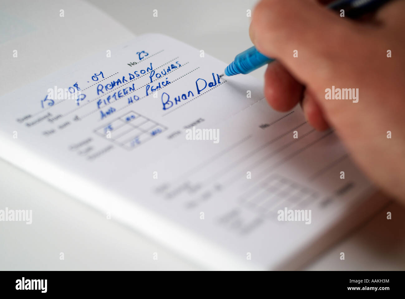 Signing an invoice for a customer Stock Photo - Alamy