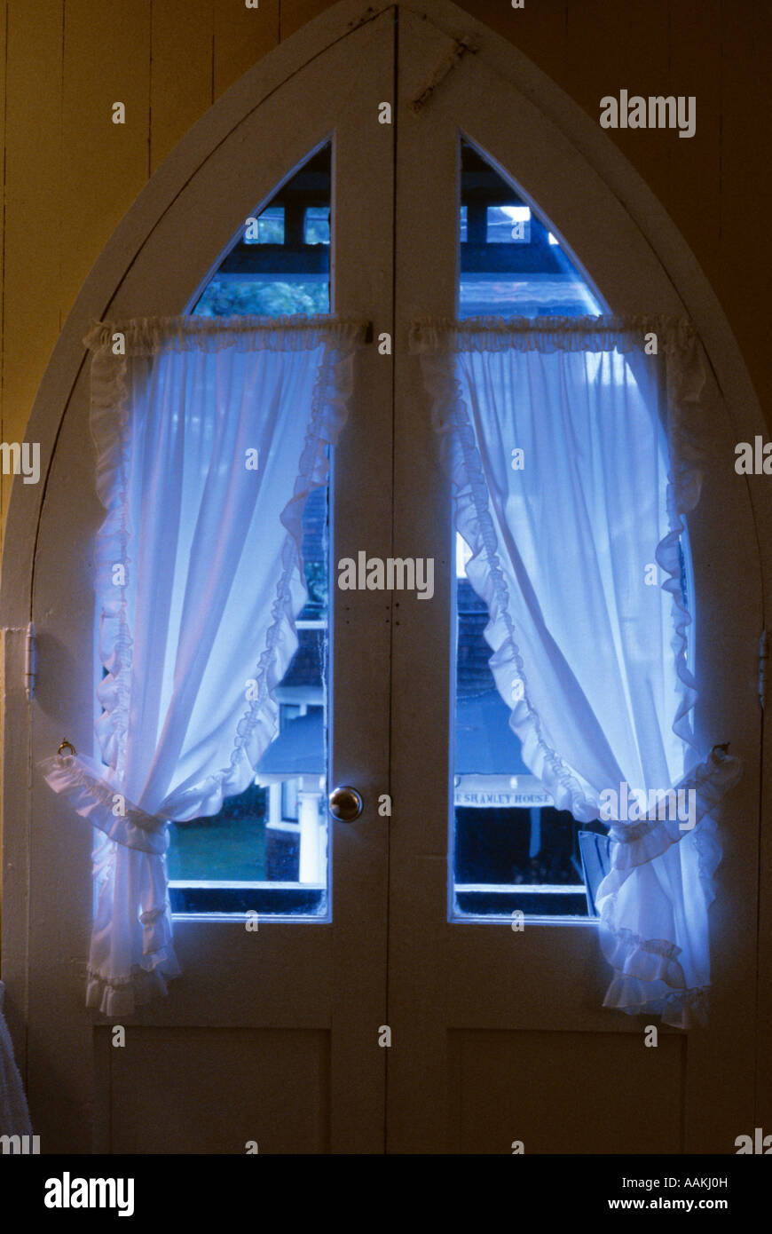 1980s VICTORIAN WINDOW WHITE RUFFLED CURTAINS Stock Photo - Alamy