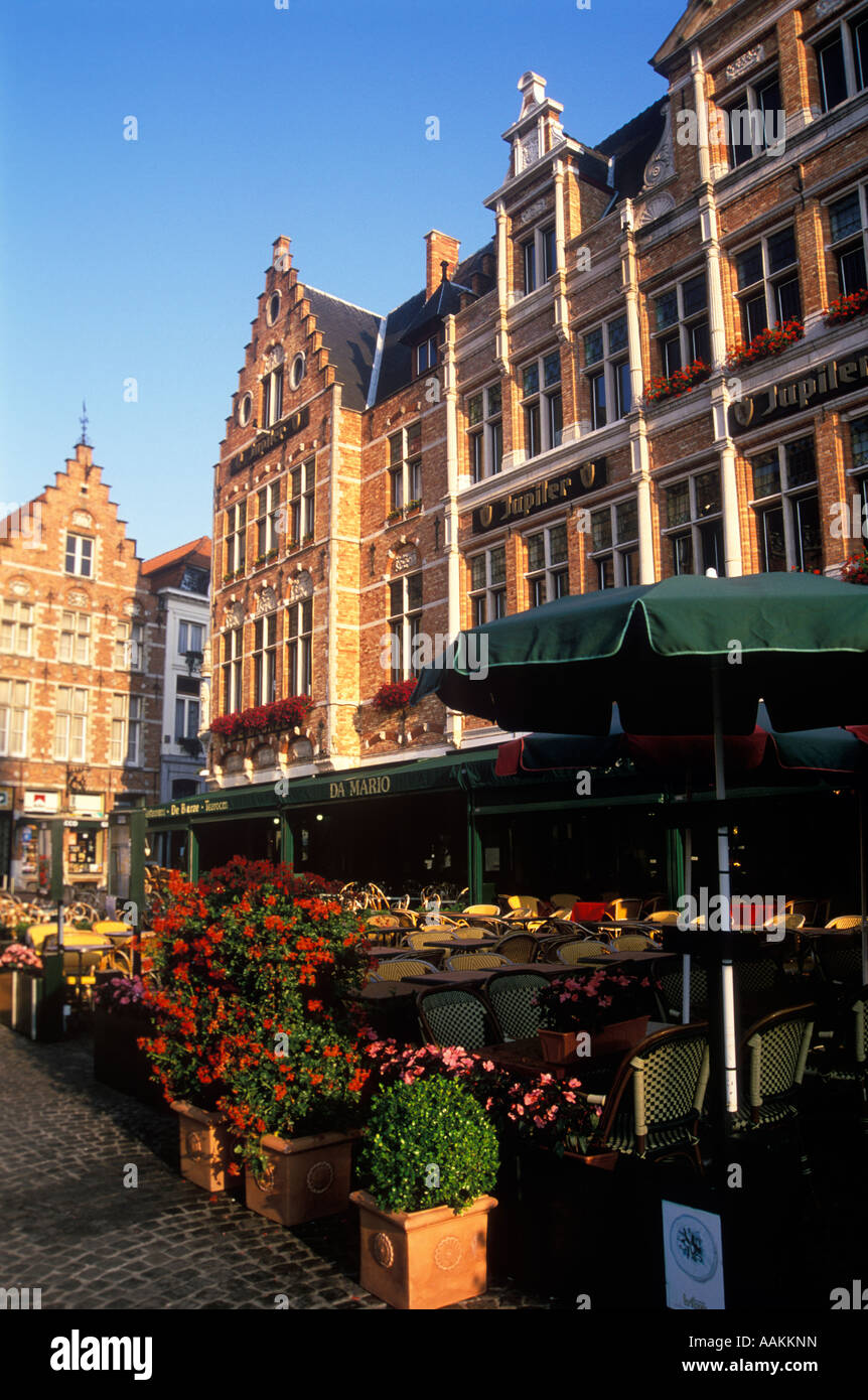 BRUGES BELGIUM SHOP AND CAFES IN THE MARKET Stock Photo - Alamy