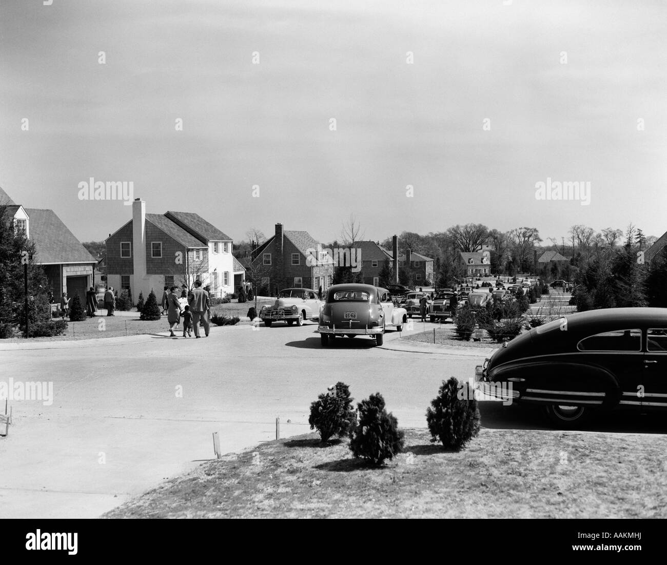 1940s 1950s POSTWAR SUBURBAN STREET HOUSES PARKED CARS PEOPLE COMMUNITY ...