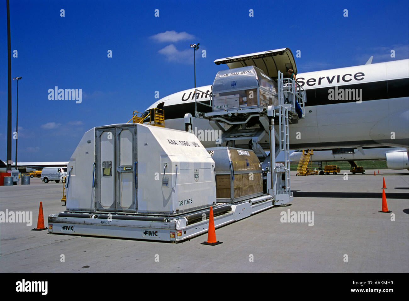 LOADING AIR FREIGHT BOEING 757 FREIGHTER PLANE Stock Photo - Alamy