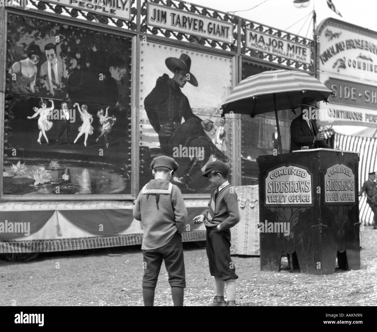 Freak show old hi-res stock photography and images - Alamy