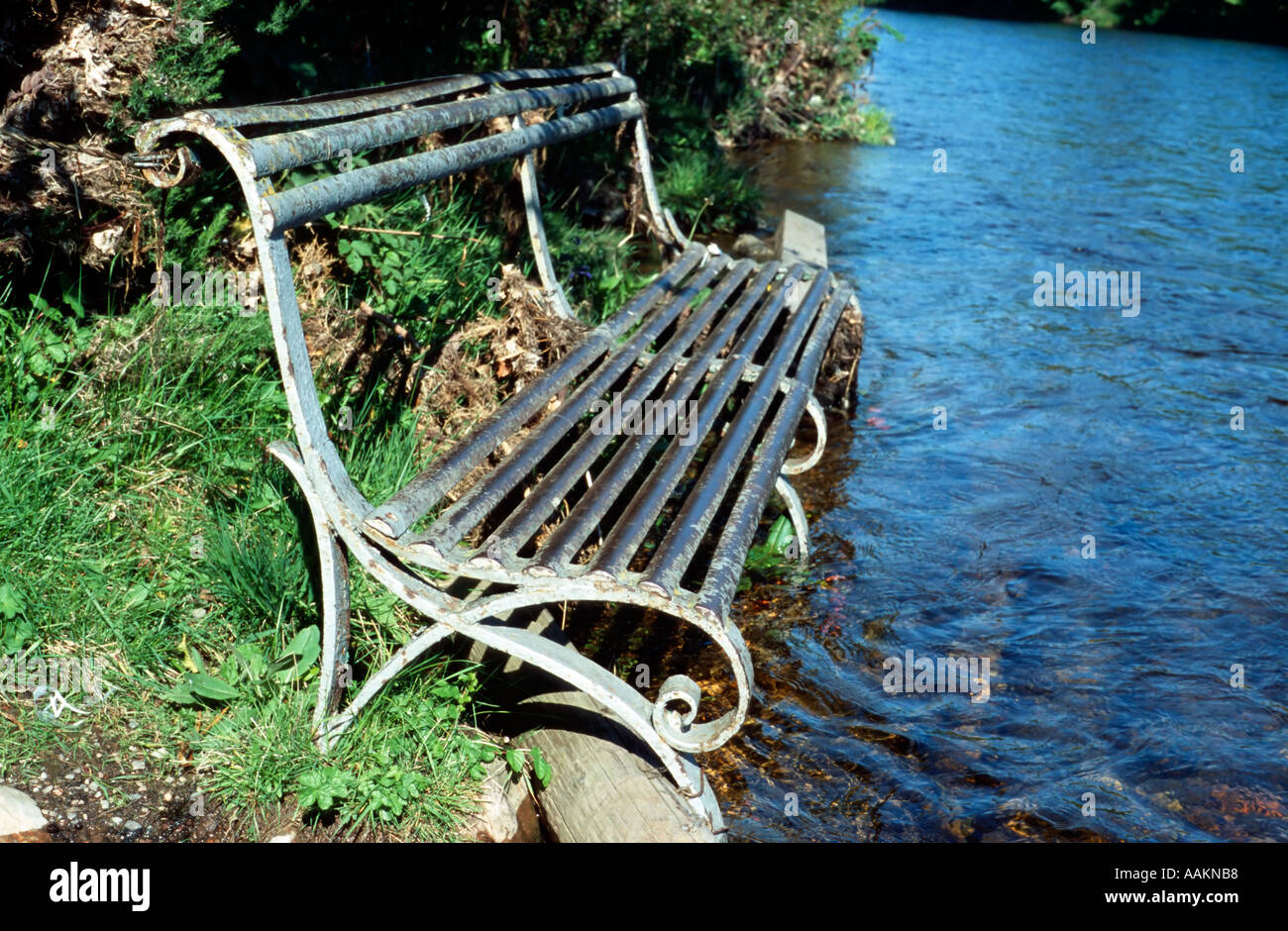 An abandoned bench at the edge of a river Stock Photo - Alamy