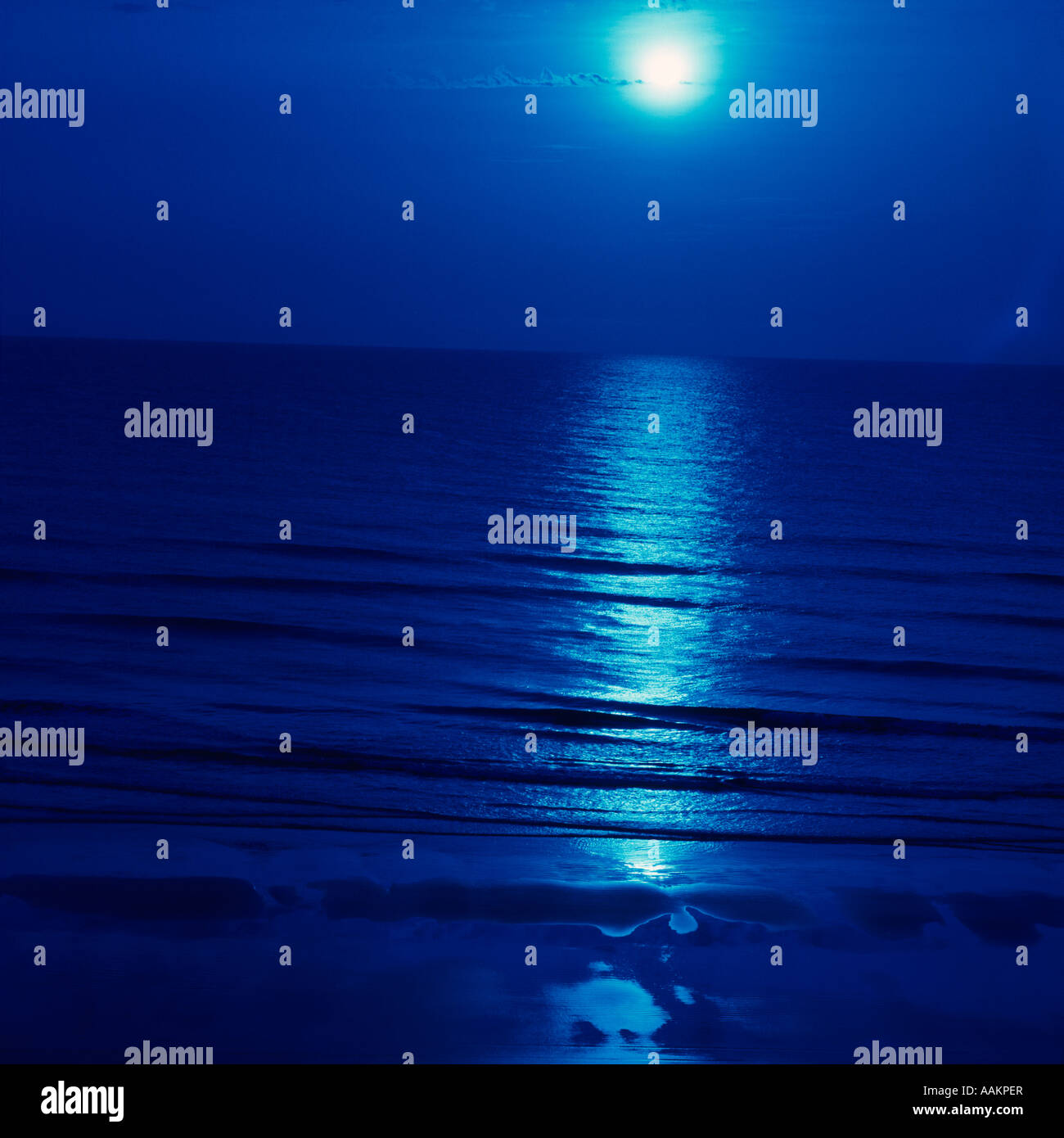 1990s MOON AND MOONLIGHT REFLECTING ON DARK BLUE OCEAN Stock Photo - Alamy